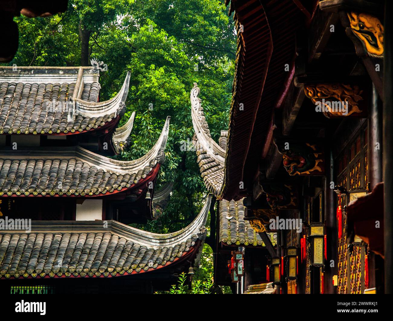 Traditional tile roofs chinese temple hi-res stock photography and ...