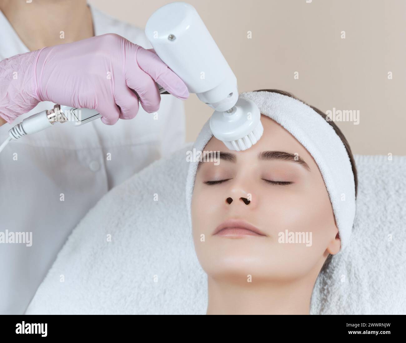 The cosmetologist makes the apparatus procedure of Hardware face ...