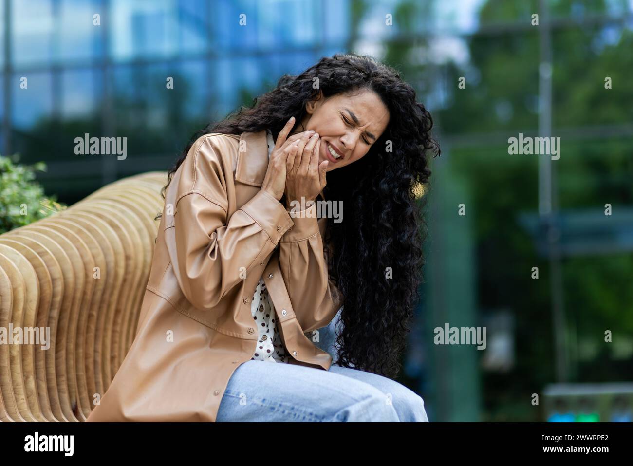 Frustrated young woman toothache hi-res stock photography and images ...