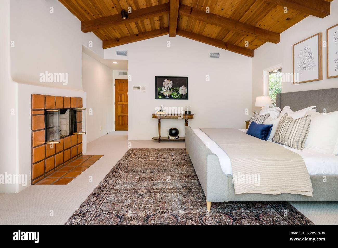 Interior design high ceilings hi-res stock photography and images - Alamy