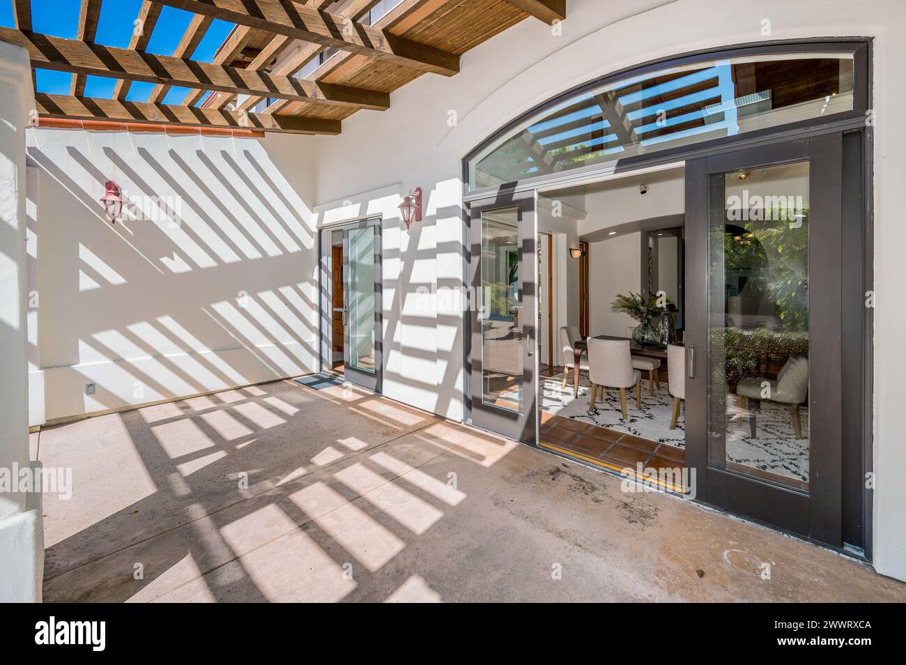 Multiple doors hi-res stock photography and images - Alamy