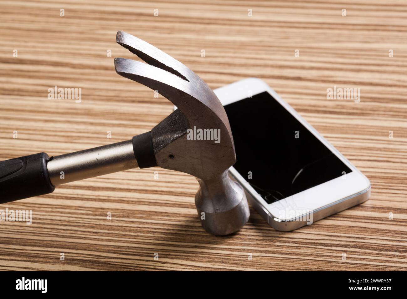 Hammer on smartphone broken hi-res stock photography and images - Alamy