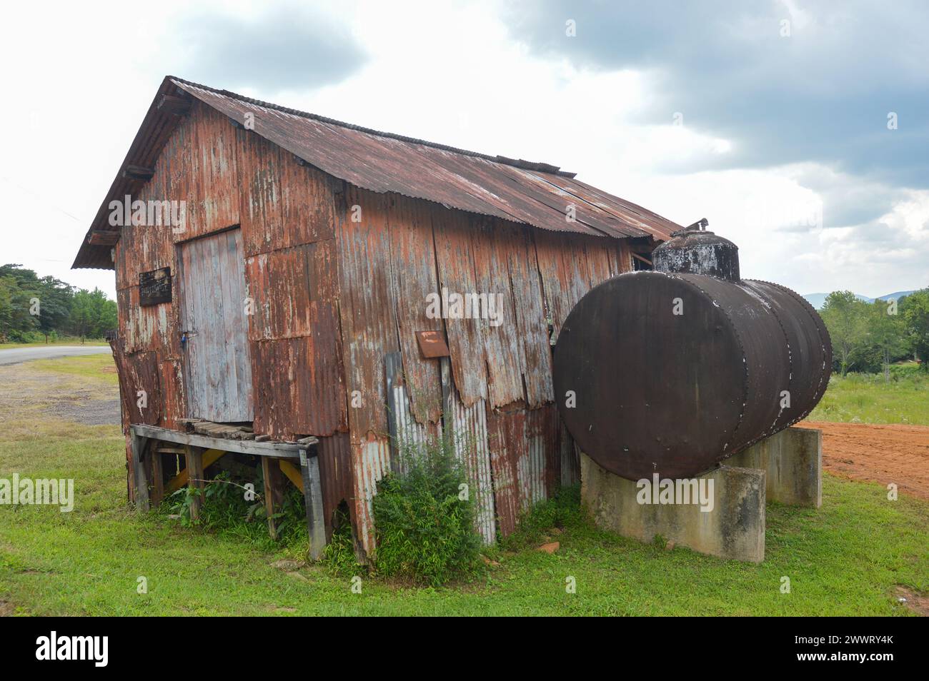 Old leaning shed in a field in Georgia Stock Photo - Alamy