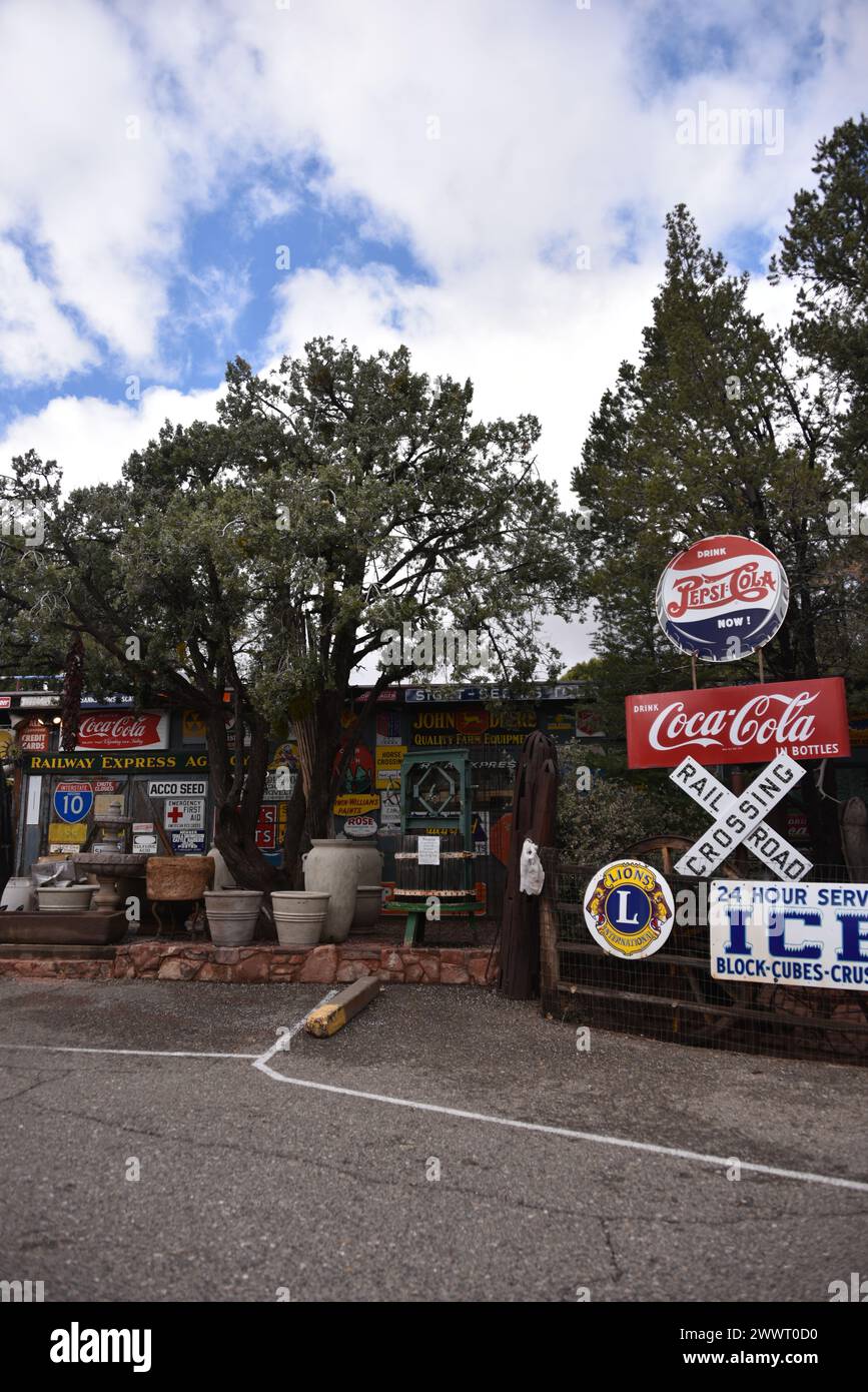 Sedona, AZ USA 2/3/2024.. Son Silver West Galleries. Beautiful vintage ...