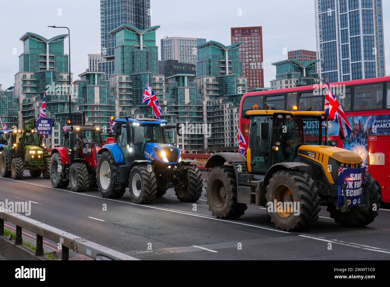 London, UK, 25th March, 2024. A huge tractor convoy crosses Vauxhall ...
