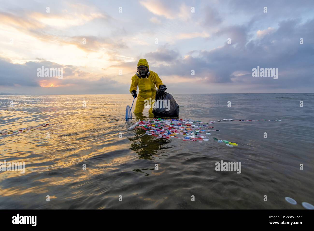 The biologist cleans the sea polluted by plastic and microplastics ...