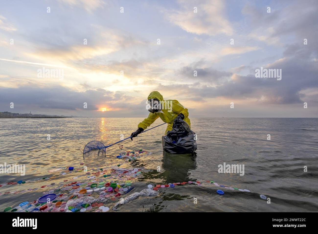 The biologist cleans the sea polluted by plastic and microplastics ...