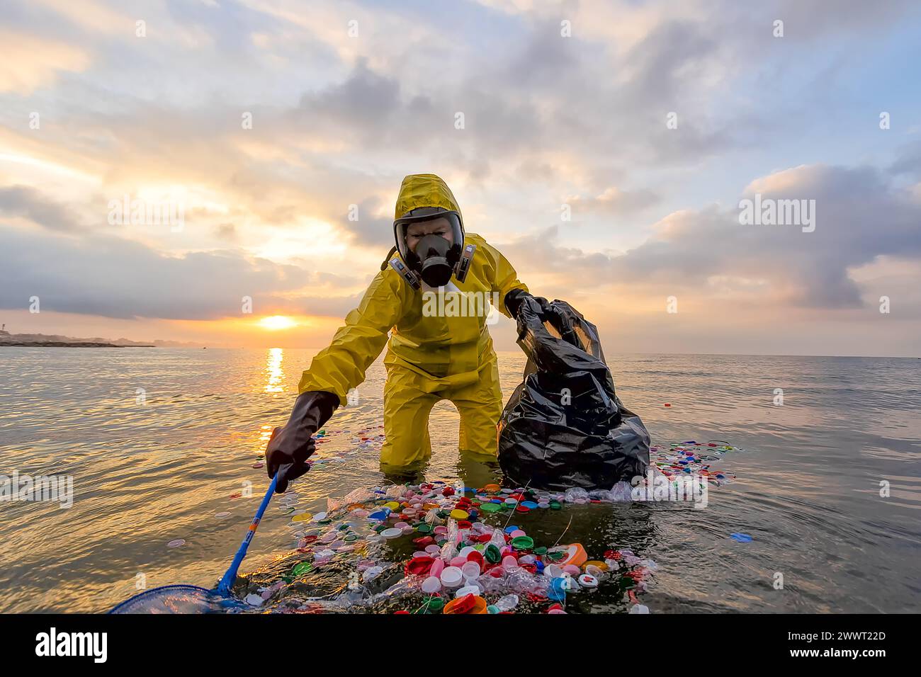 The biologist cleans the sea polluted by plastic and microplastics ...