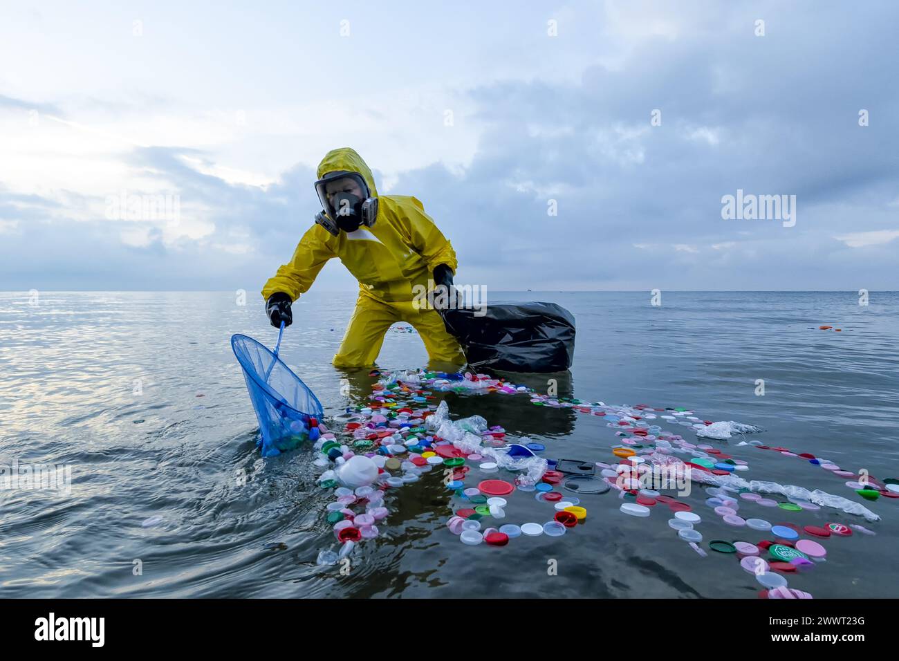 The biologist cleans the sea polluted by plastic and microplastics ...