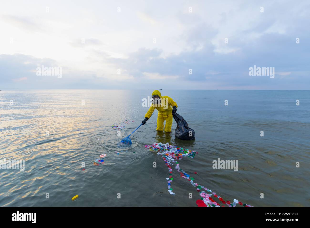 The biologist cleans the sea polluted by plastic and microplastics ...
