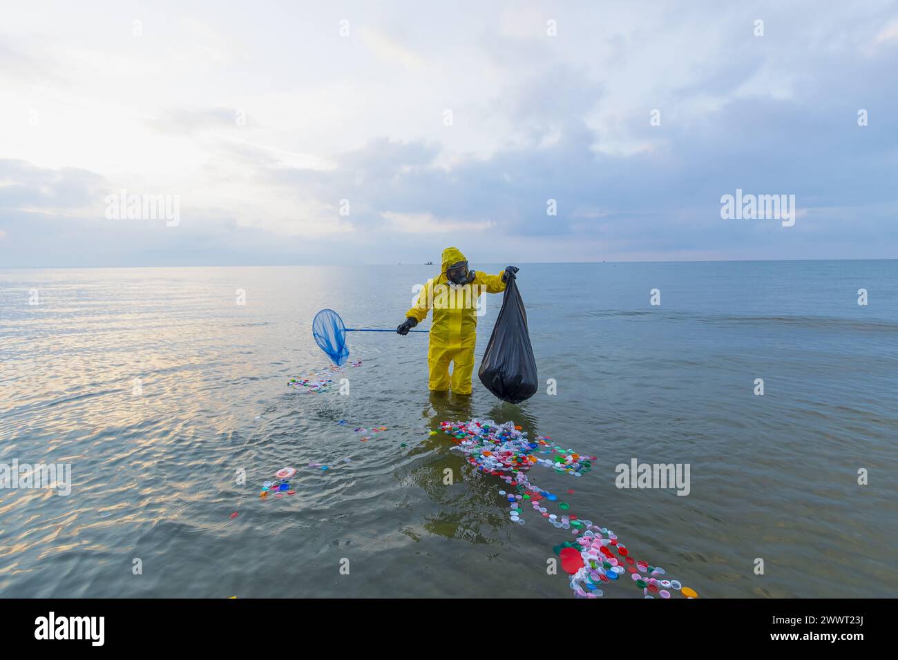 The biologist cleans the sea polluted by plastic and microplastics ...