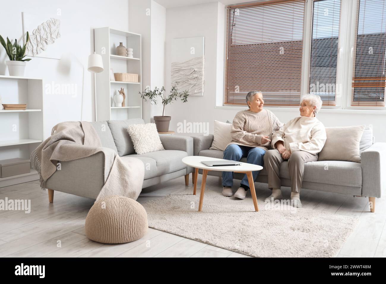 Best friends chatting hi-res stock photography and images - Alamy