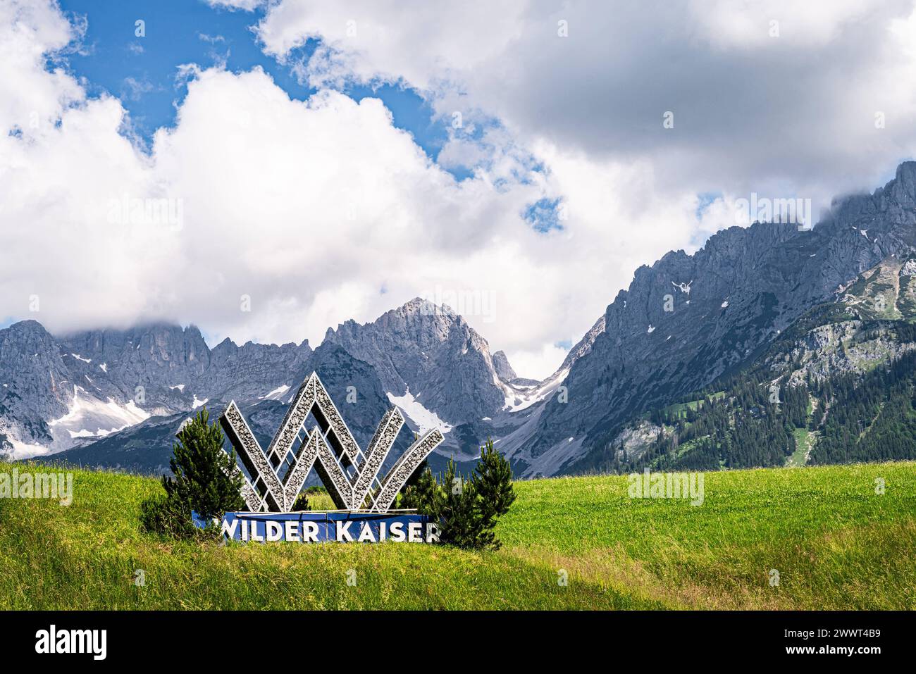 Auf zum Wilden Kaiser Gebirge in Tirol - das Logo des Gebirges weisst ...