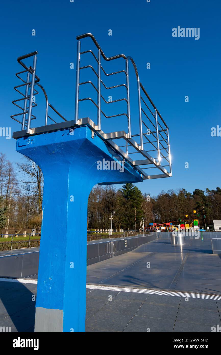 Pool dive jump hi-res stock photography and images - Alamy