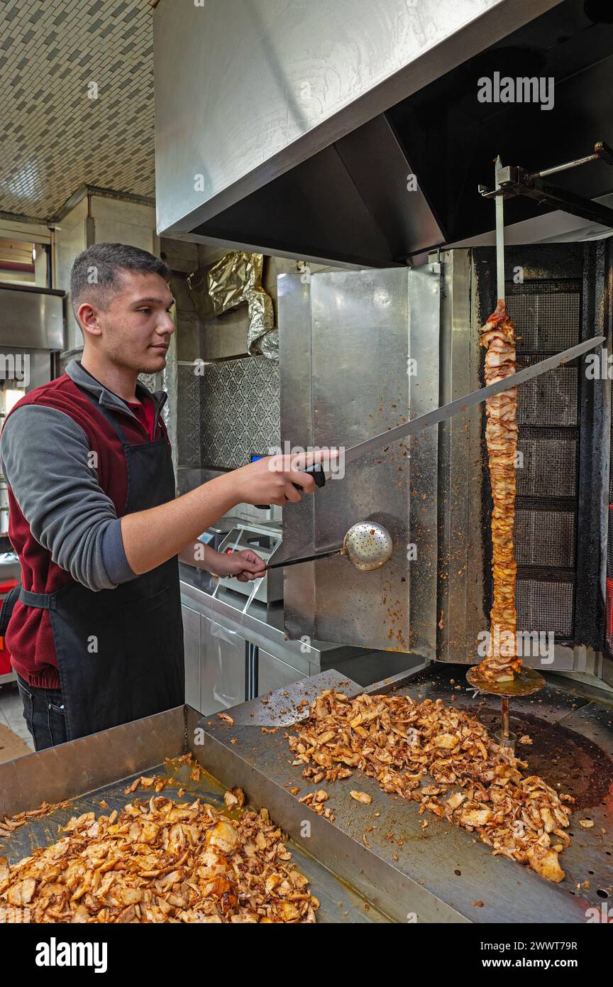Chicken doner kebab maker, Turkish kebab master. Burdur,Turkey Stock ...