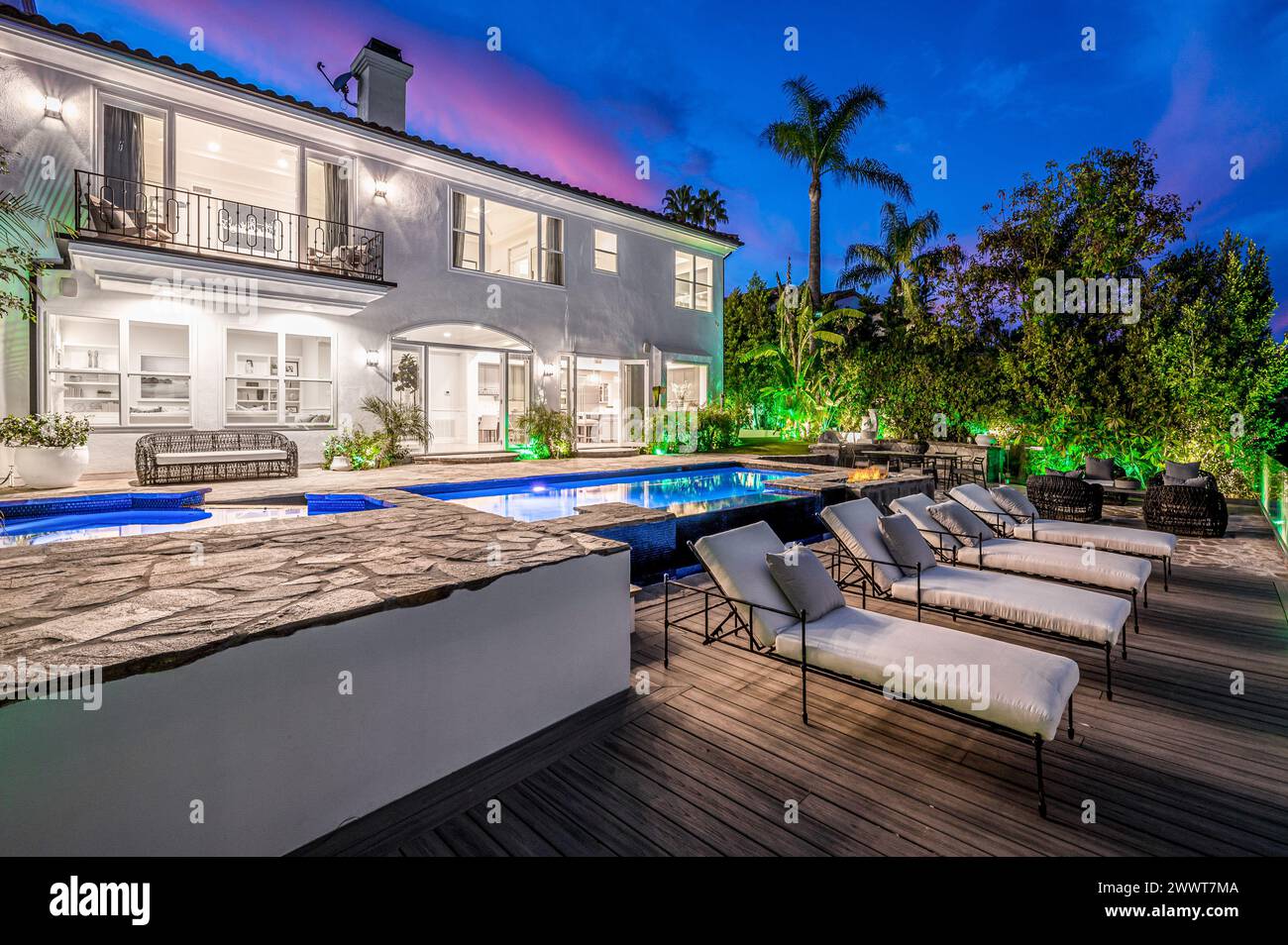 Modern house with a swimming pool hi-res stock photography and images ...