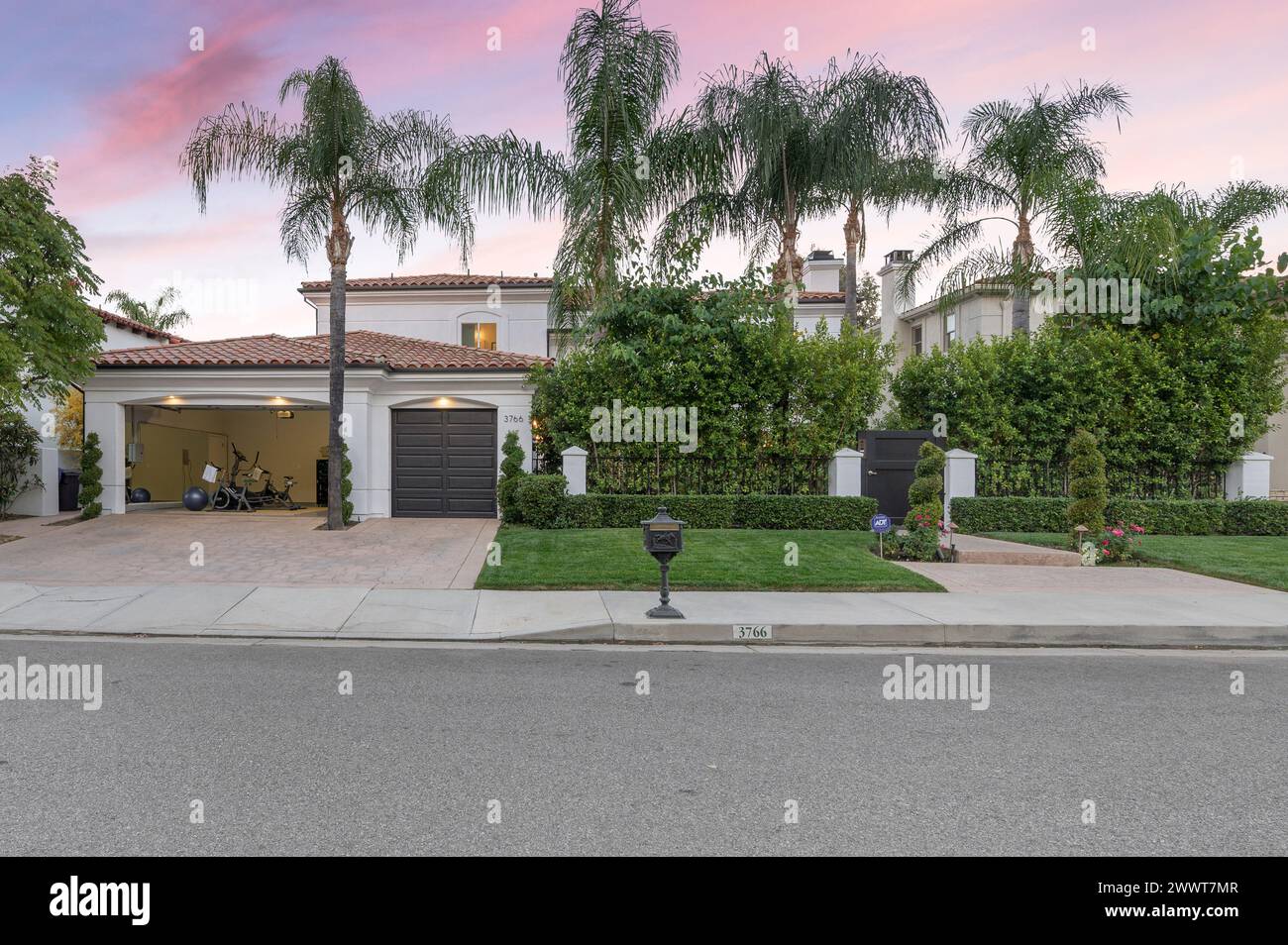 Trees surrounded home hi-res stock photography and images - Alamy