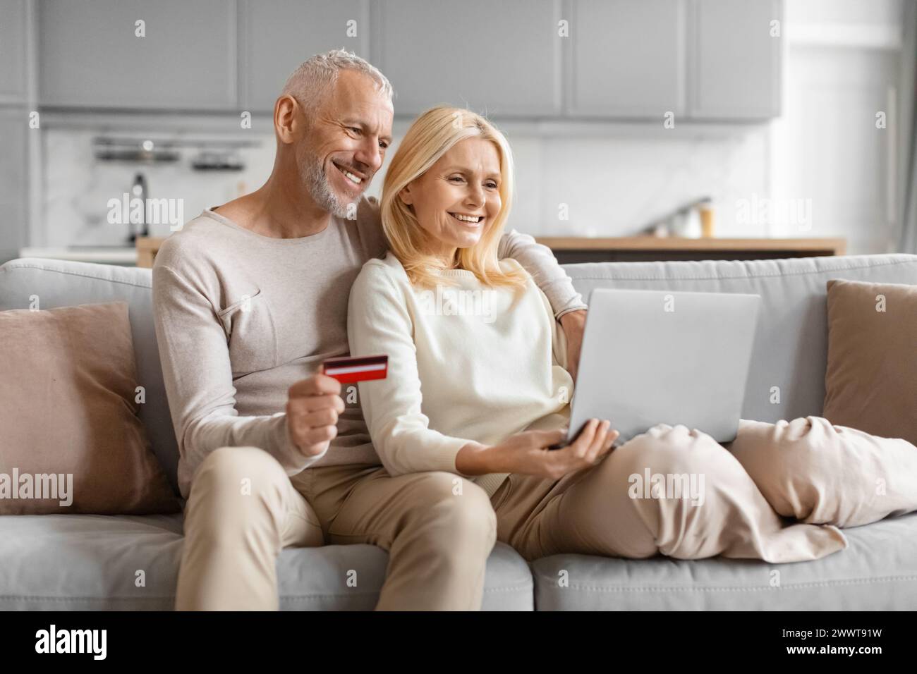 Elderly purchase hi-res stock photography and images - Alamy