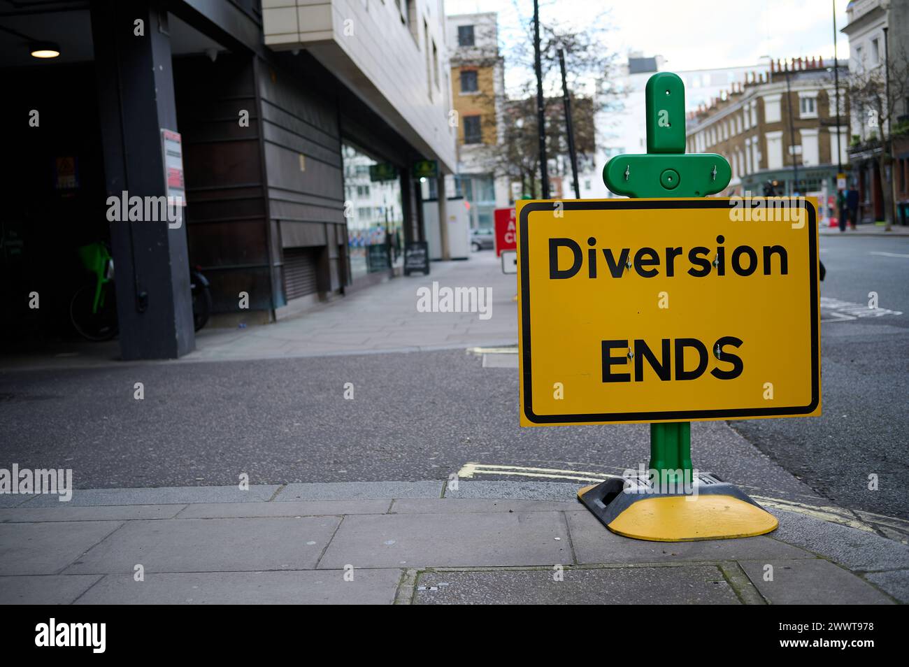 Pavement closed sign hi-res stock photography and images - Alamy