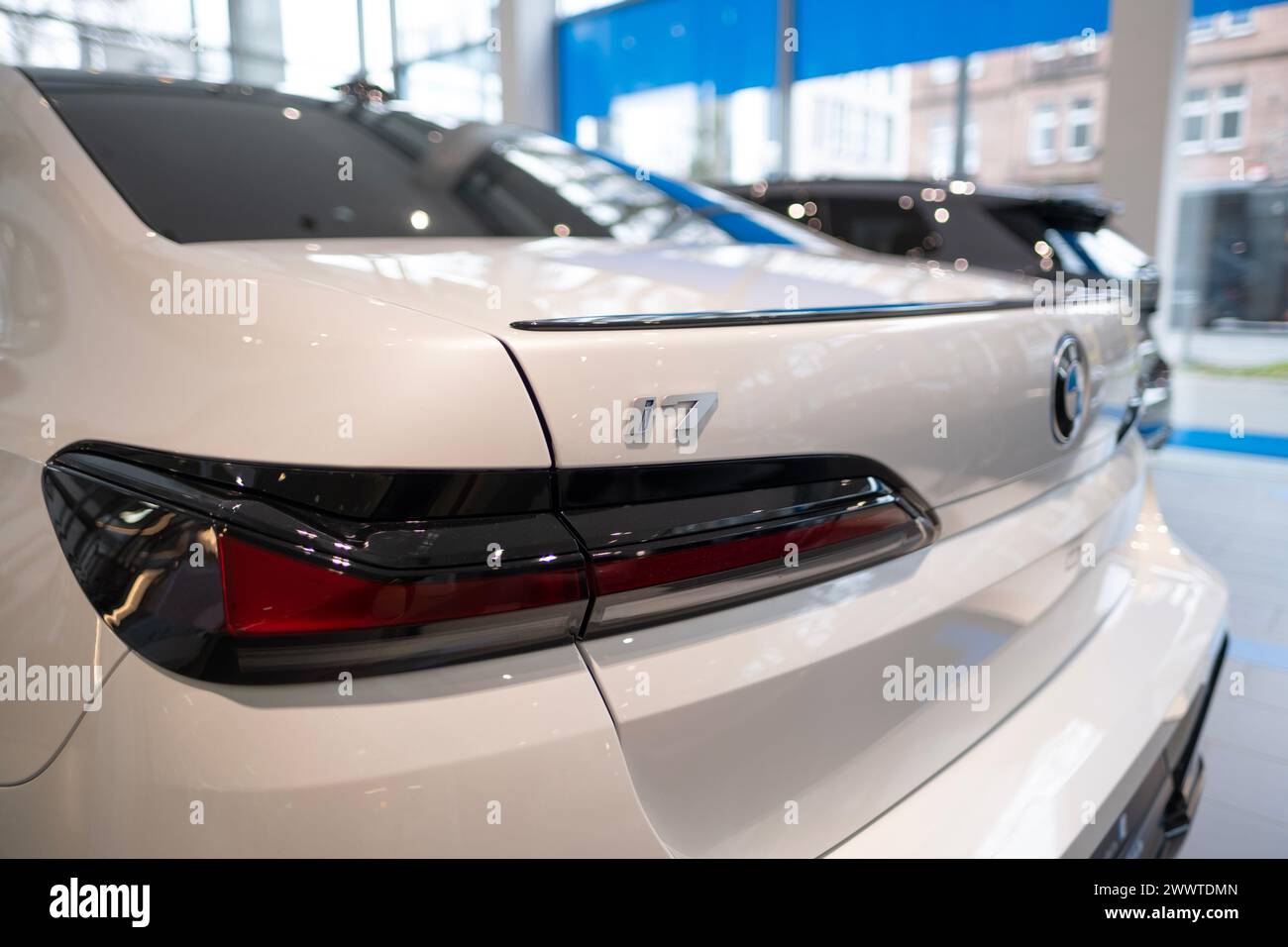 white bmw 7er Limousine G70, luxurious powerful bmw i7 all-electric ...