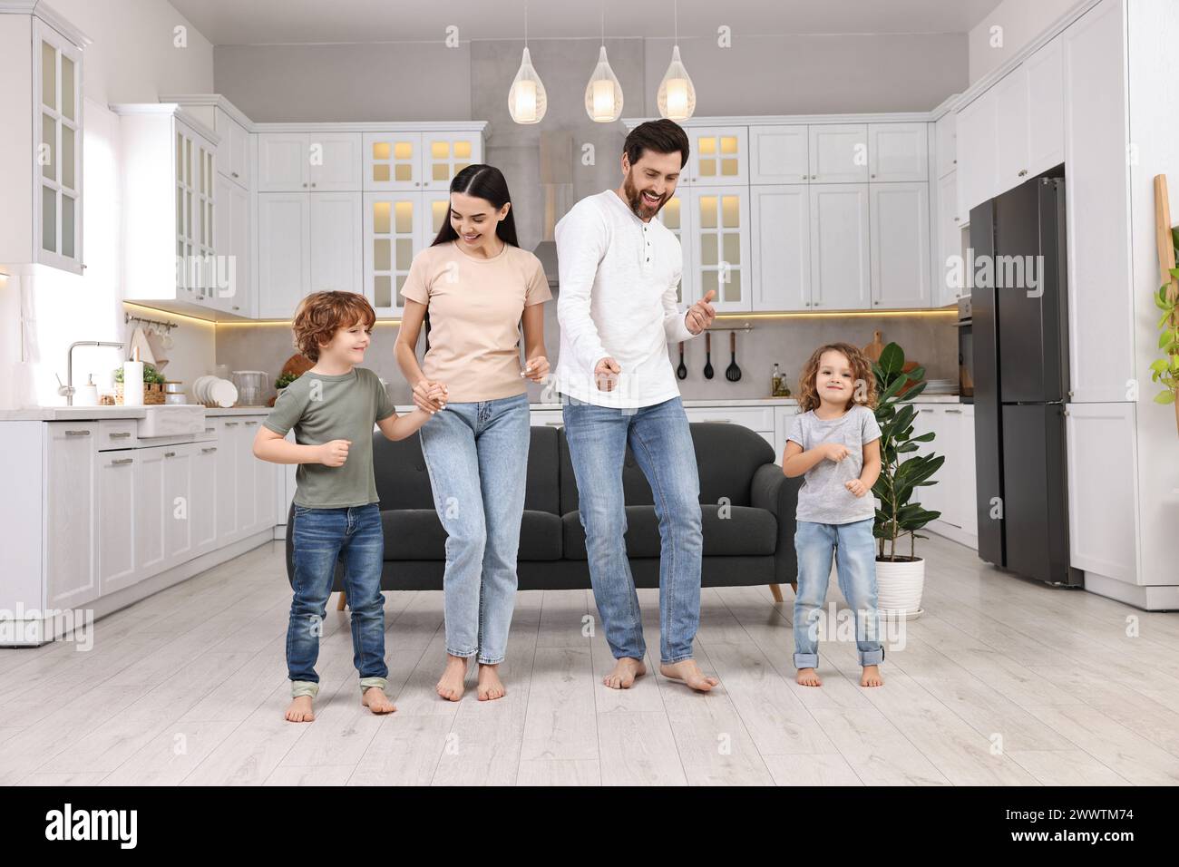 Family dancing hi-res stock photography and images - Alamy