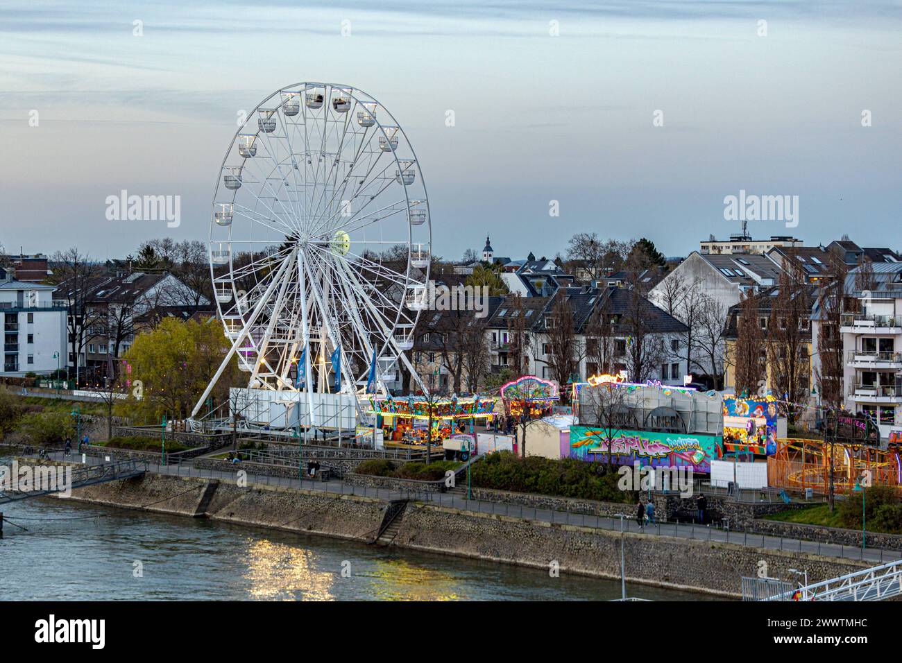 Das Riesenrad BELLA VISTA am Rheinufer von Beuel ist die ...