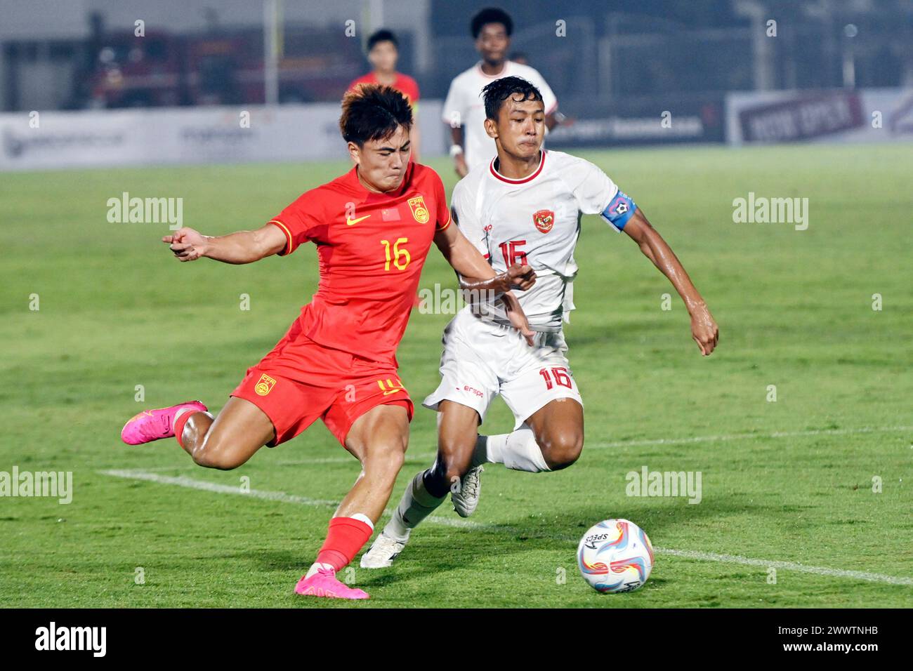 Jakarta, Indonesia. 25th Mar, 2024. Xu Junchi (L) of China vies with ...