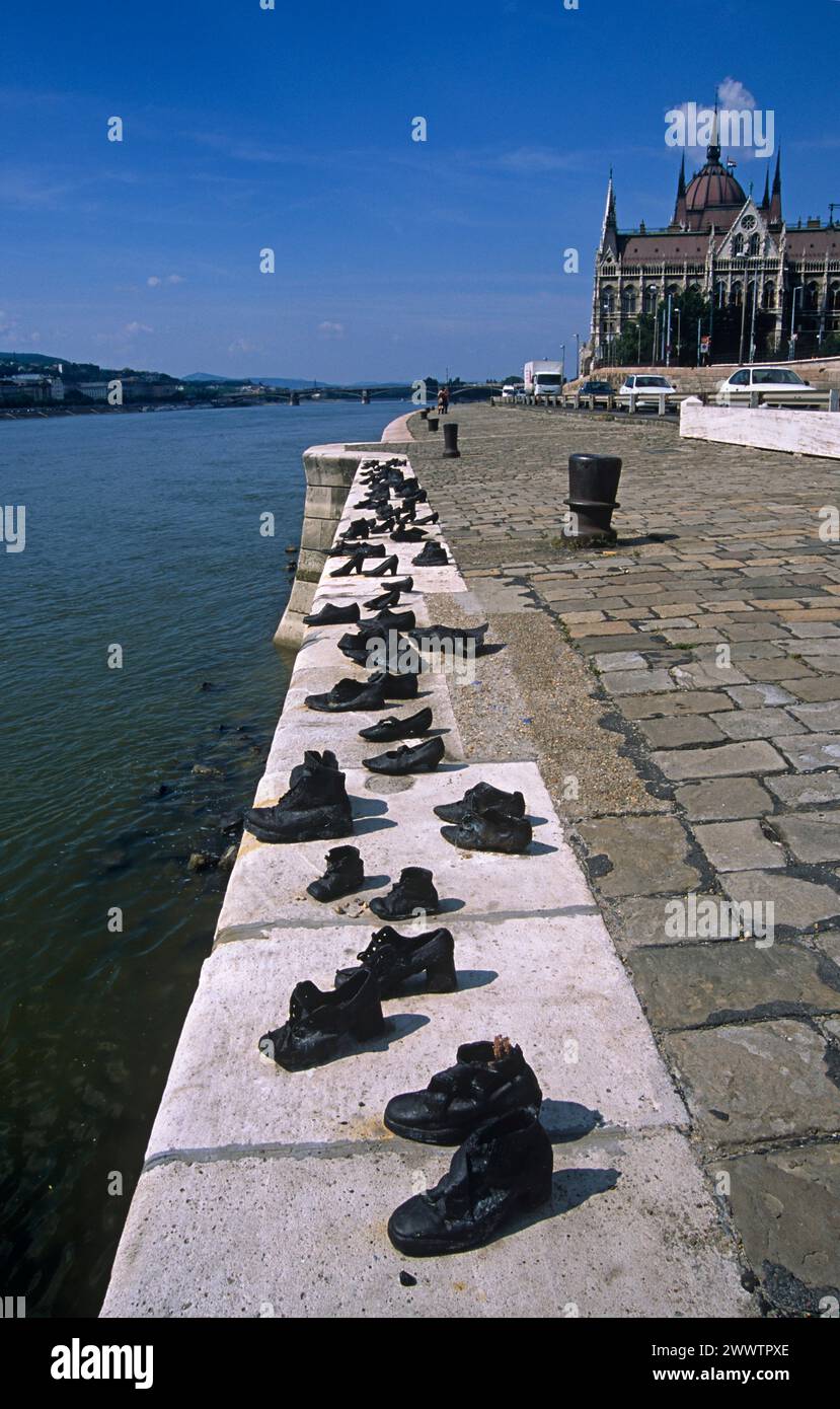 Shoe Sculpture y Gyula Pauer and Can Togay is a memorial to the victims ...