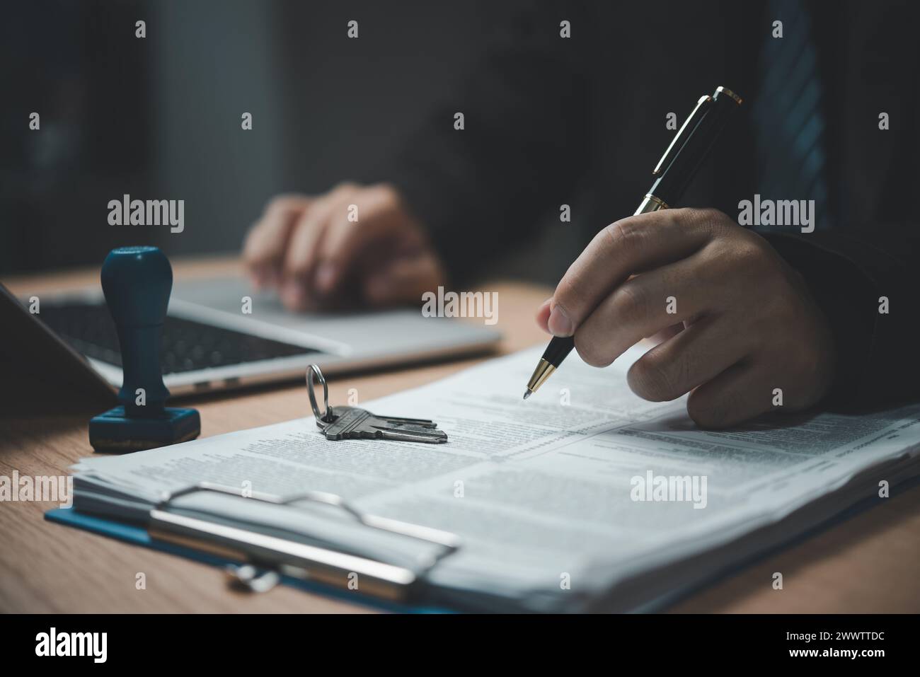 Hands holding house key writing hi-res stock photography and images - Alamy