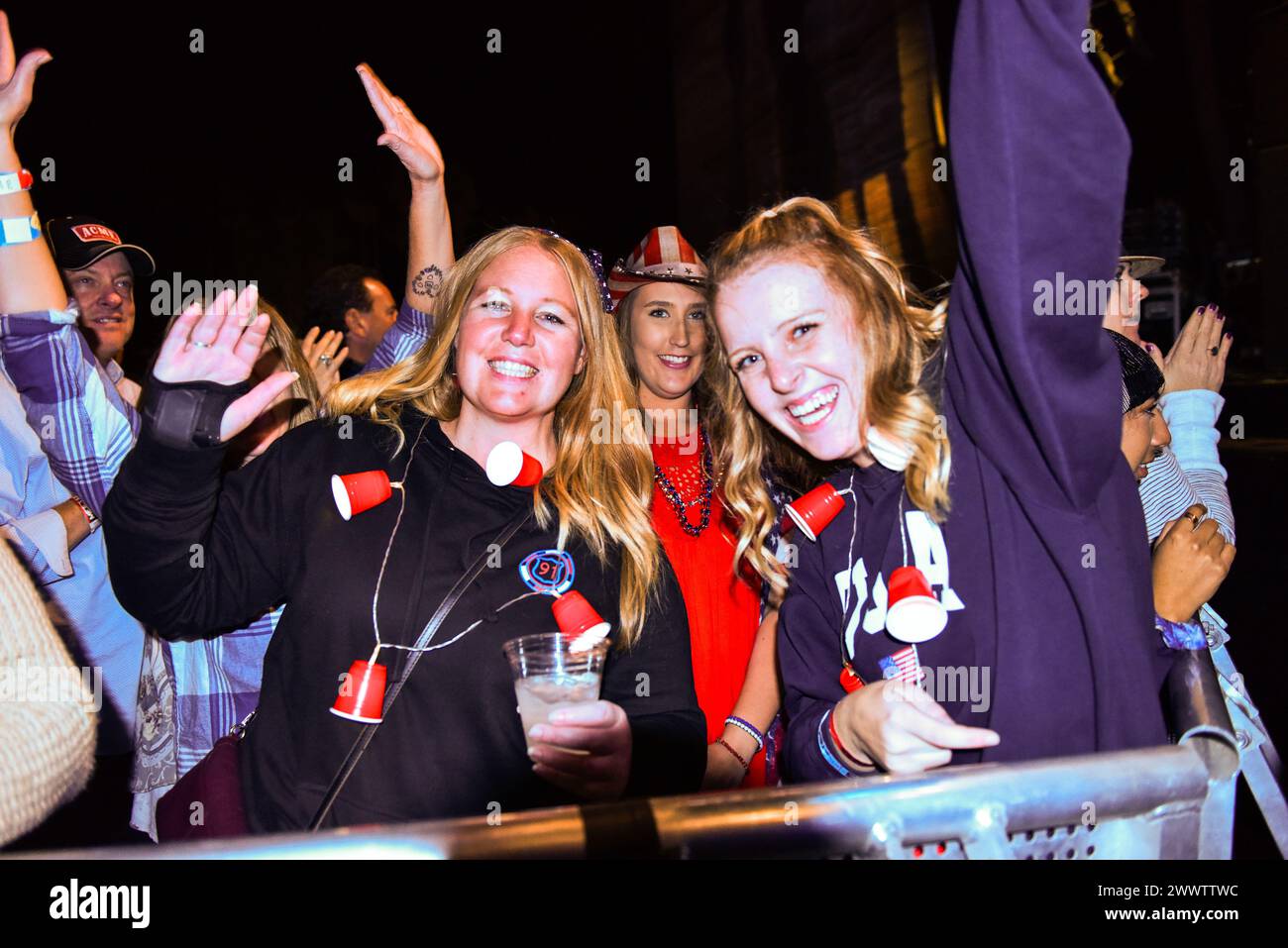 Concert crowd girls hi-res stock photography and images - Alamy