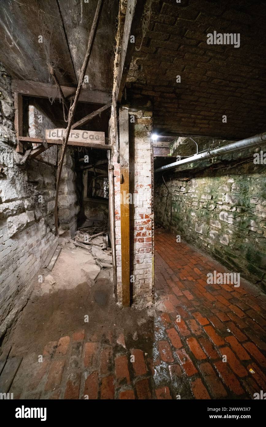 Underground tunnels seattle hi-res stock photography and images - Alamy