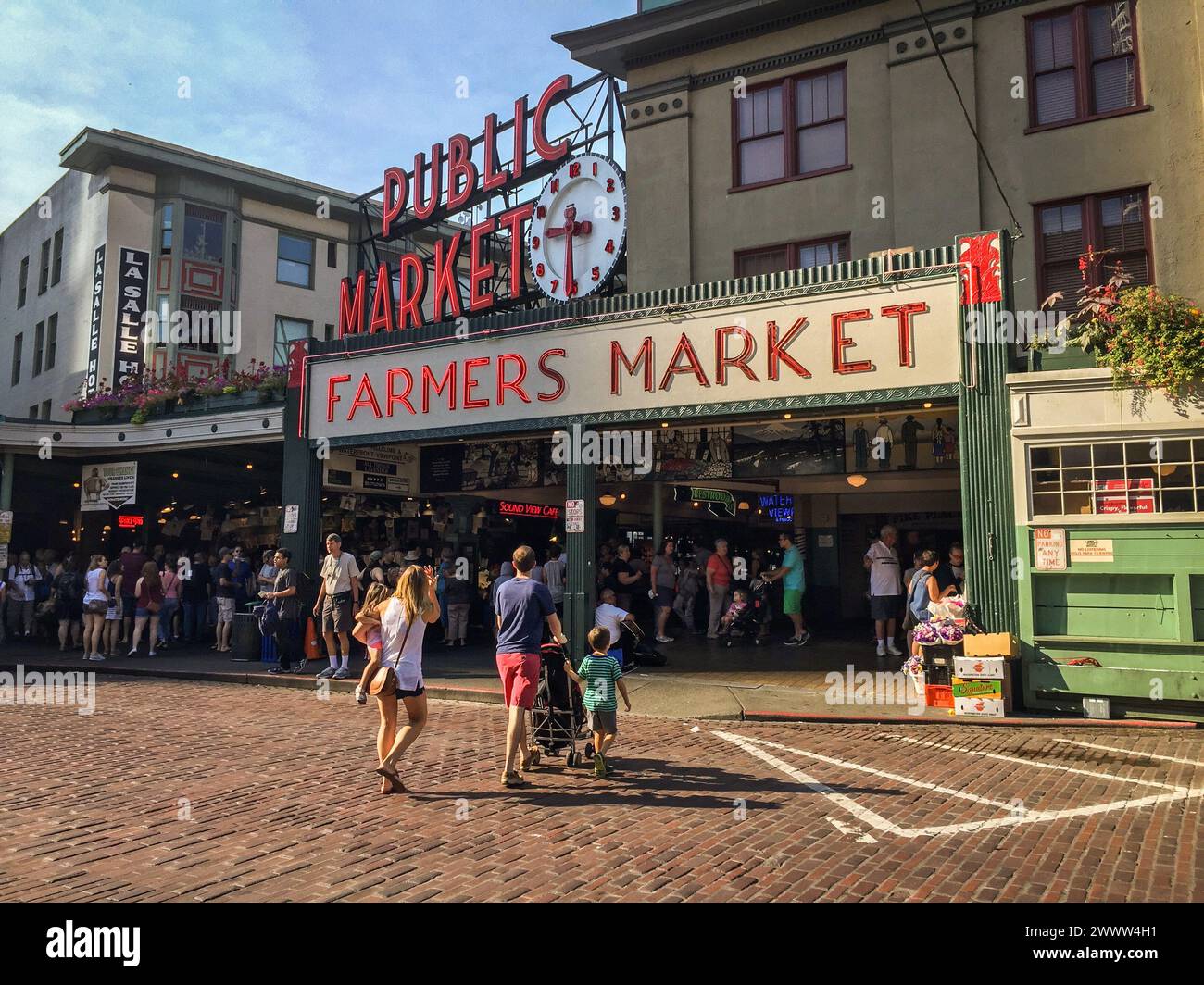 Seattles iconic downtown attraction hi-res stock photography and images ...