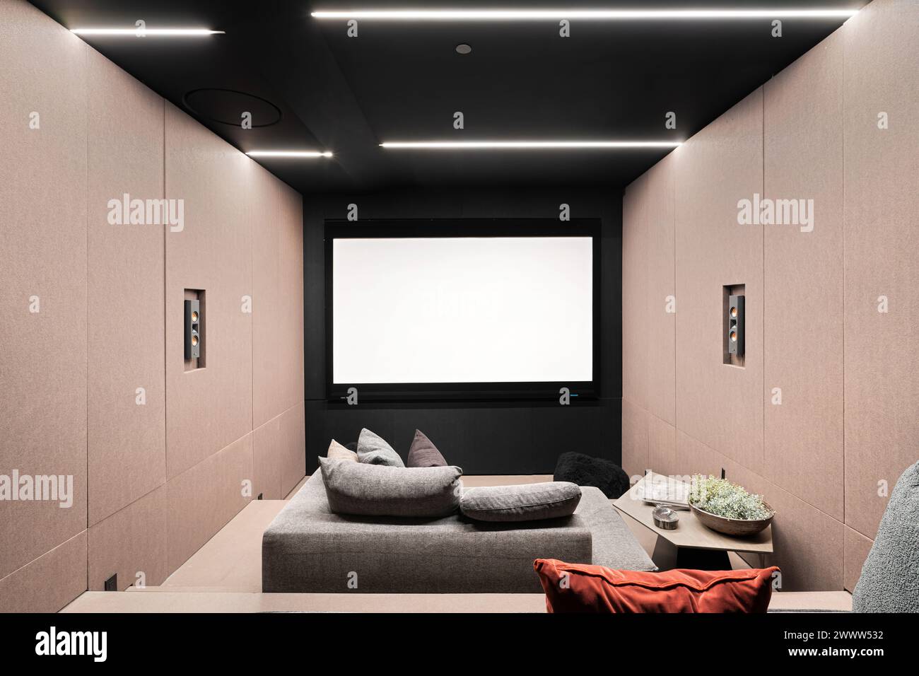 Empty lit room bright hi-res stock photography and images - Alamy