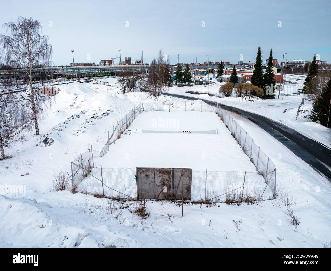 Tennis court outside fence hi-res stock photography and images - Alamy