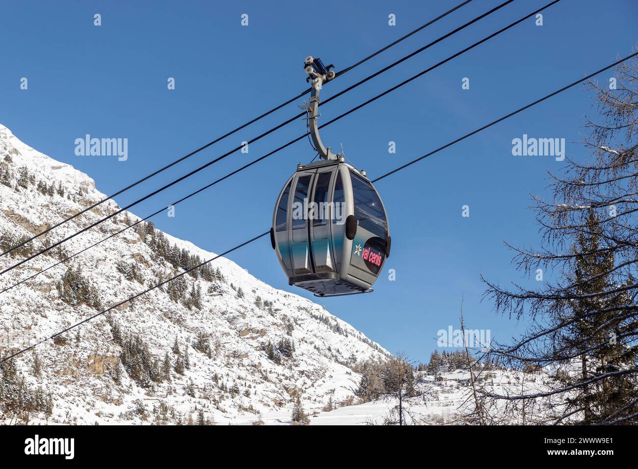 Ski gondola ascending to Mont-Cenis, a massif in the French Alps Stock ...