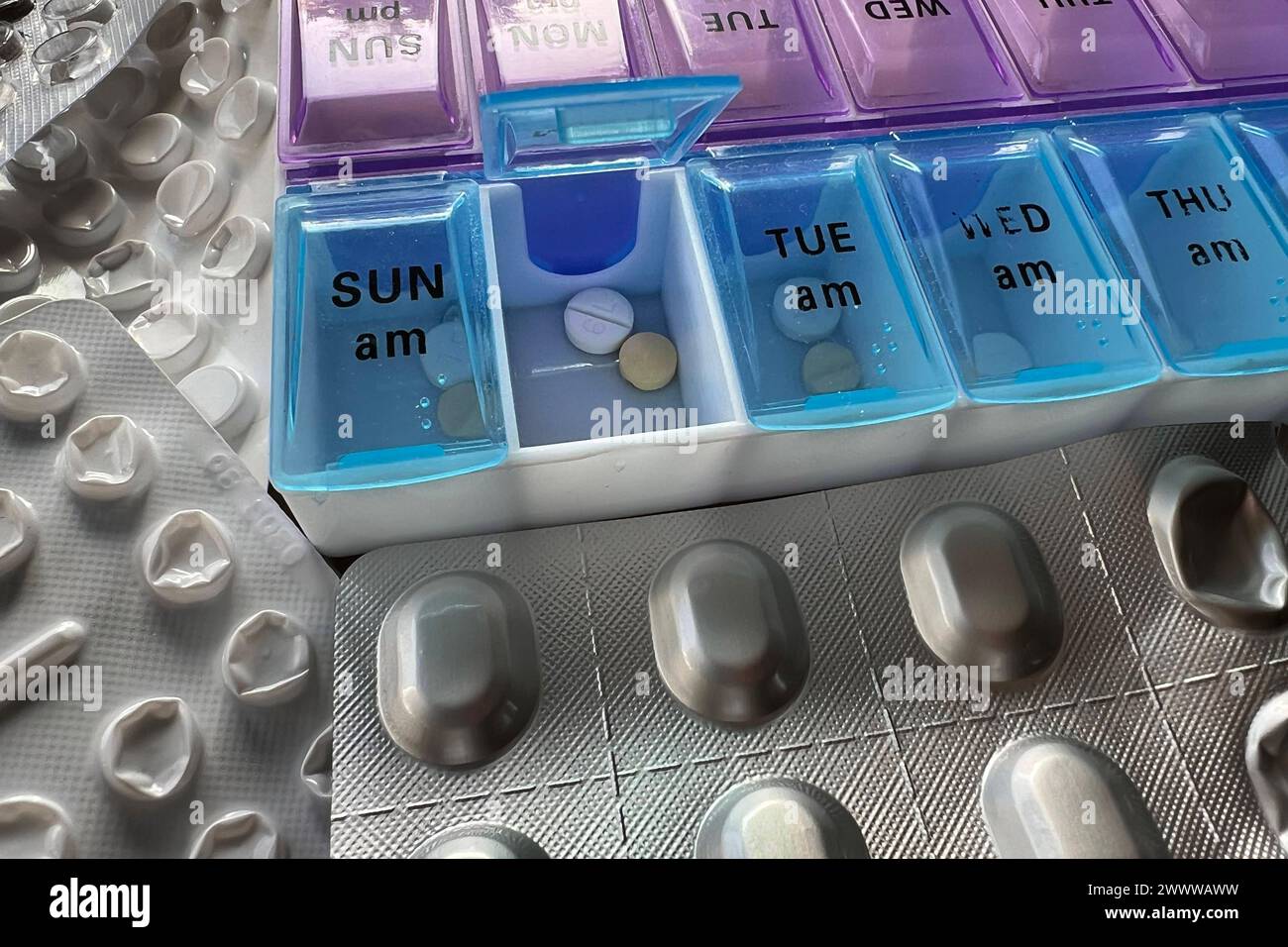 Themenbild Medikamente. Tabletten,Pillen in einem Medikamentendosierer ...