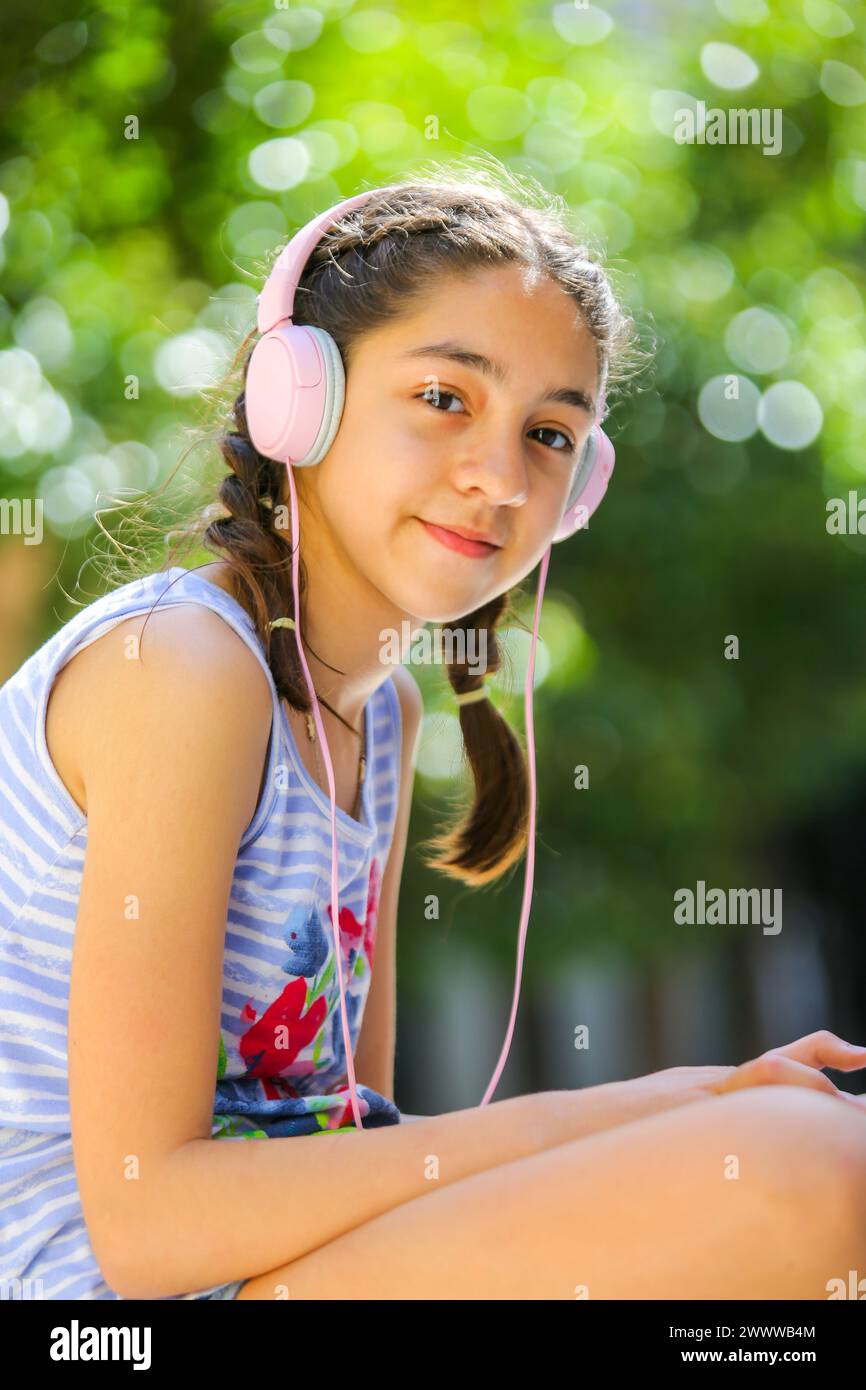 Girl tablet headphones hi-res stock photography and images - Alamy
