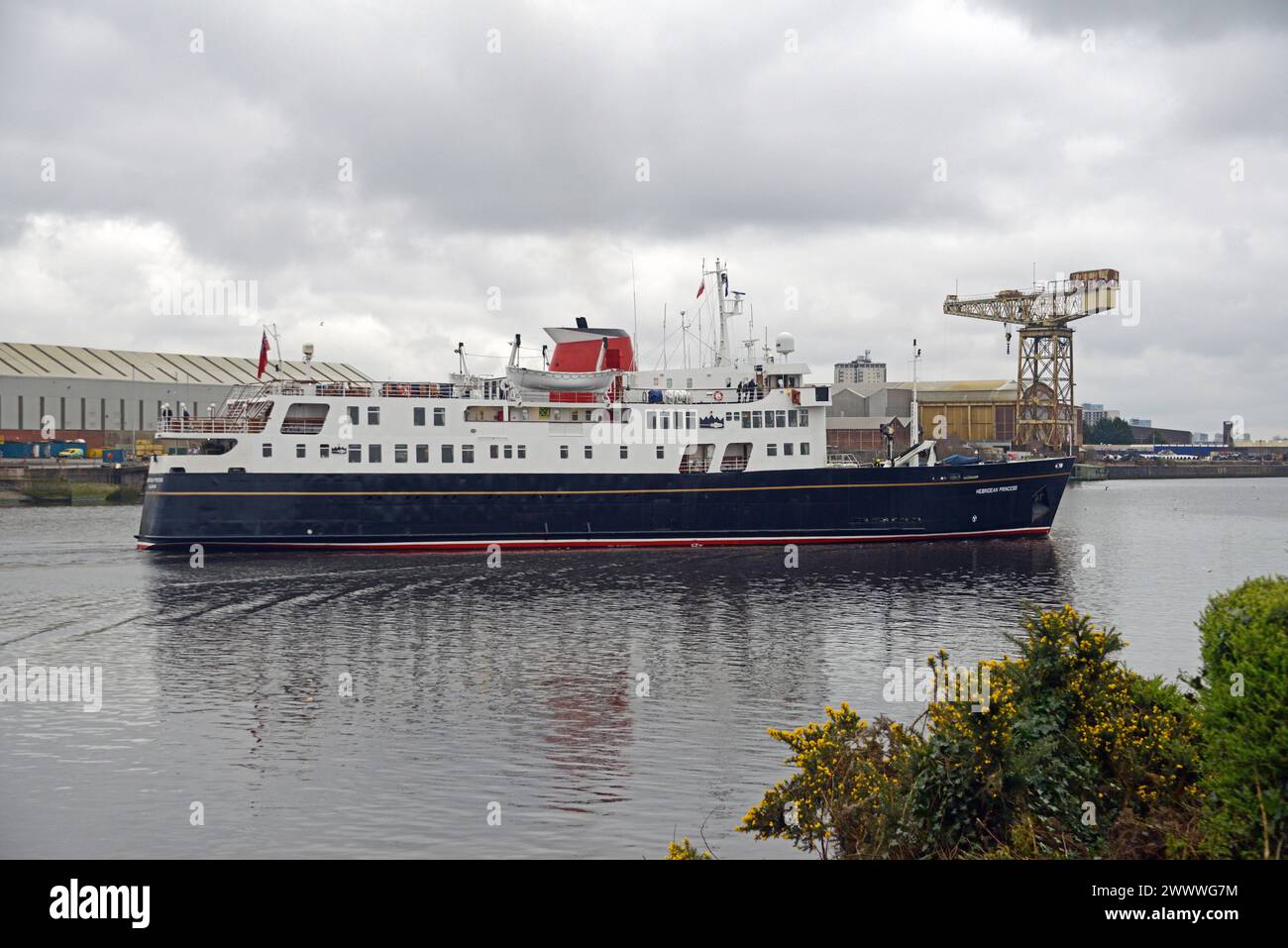 HEBRIDEAN PRINCESS turning into the KING GEORGE V DOCK, RIVER CLYDE ...