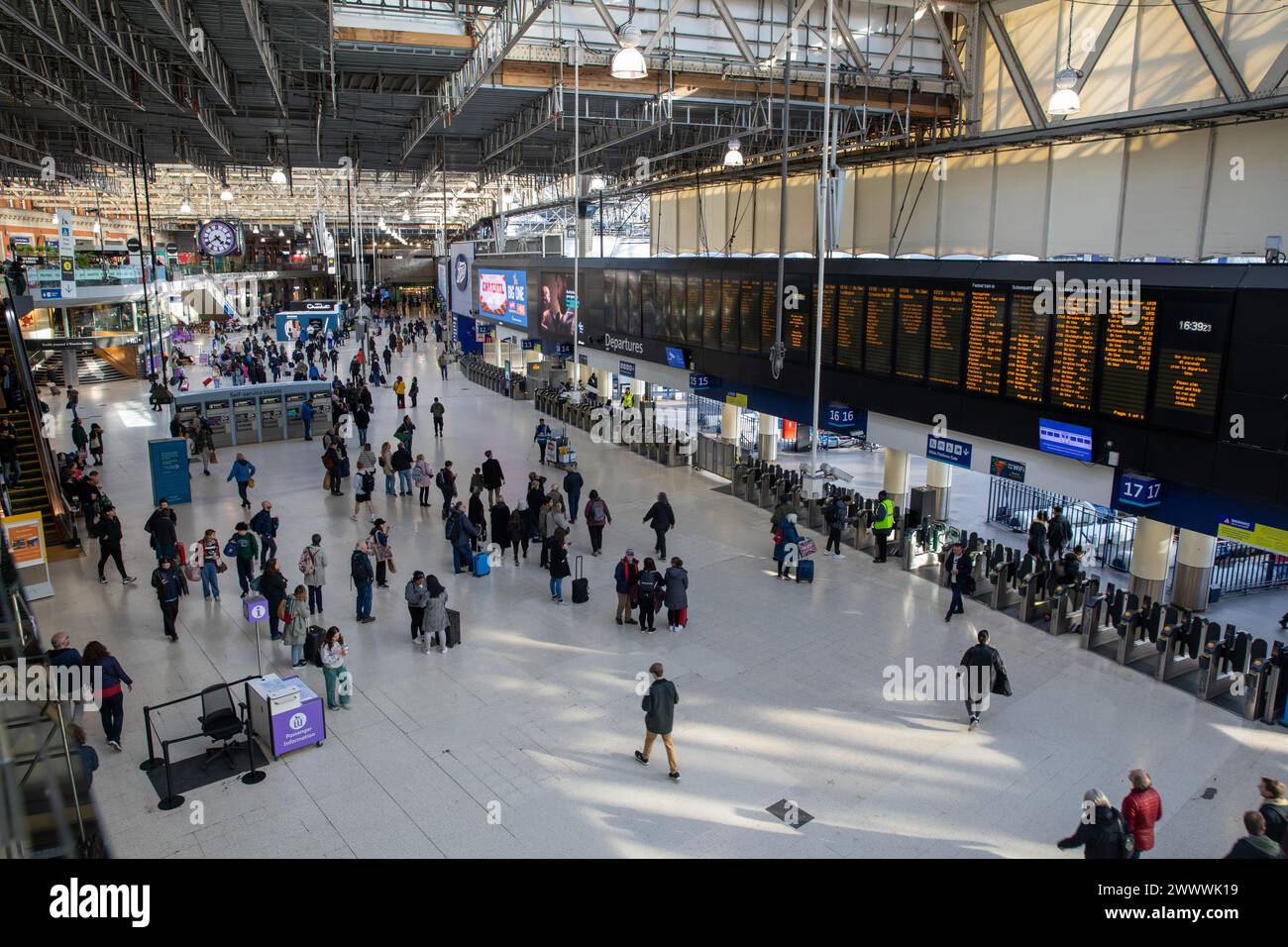 The concourse of Waterloo Railway Station in London Stock Photo - Alamy