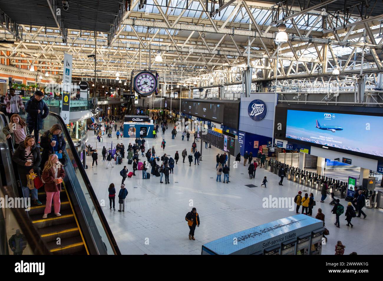 The concourse of Waterloo Railway Station in London Stock Photo - Alamy
