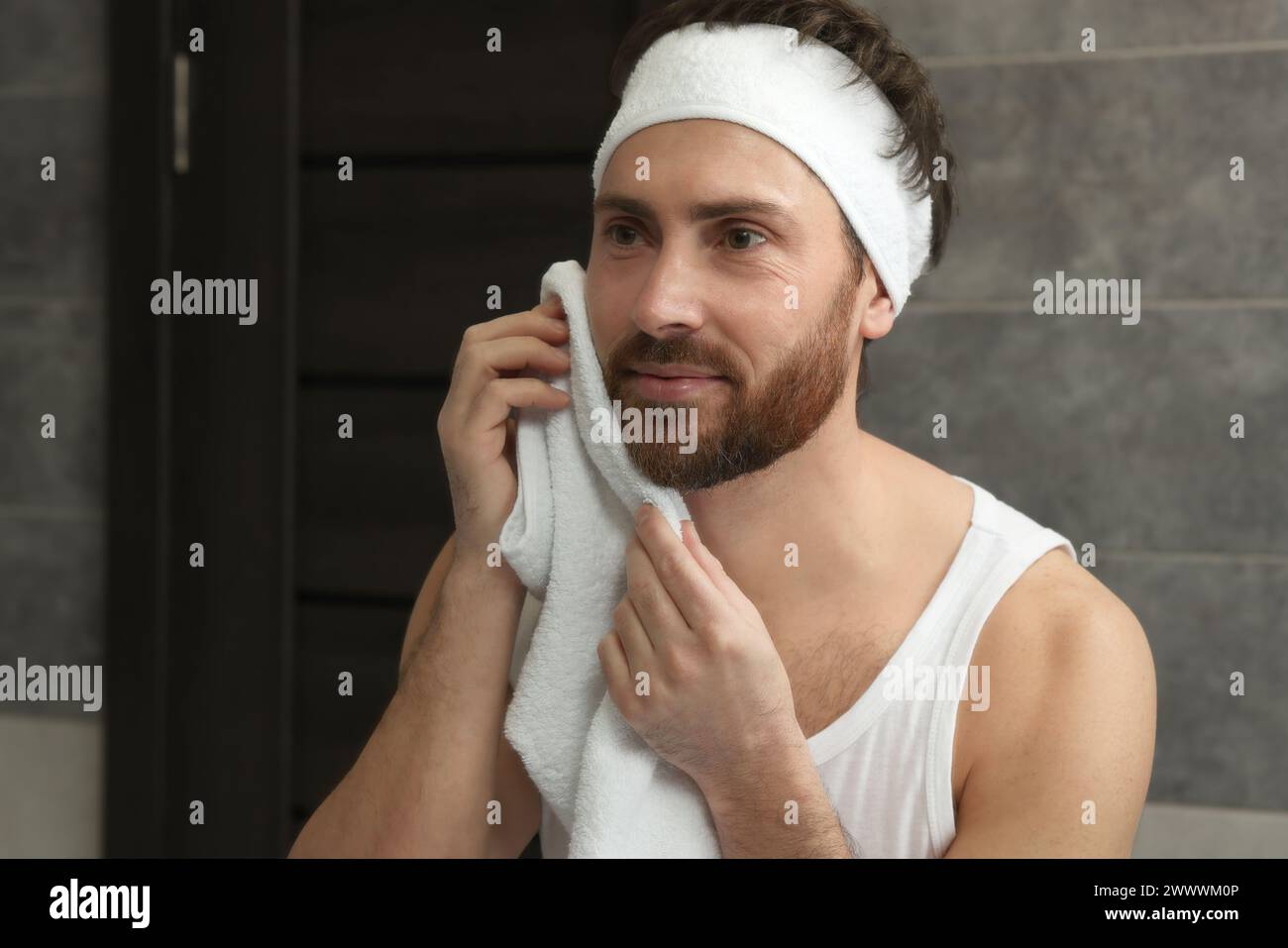 Man wiping face bath towel hi-res stock photography and images - Alamy