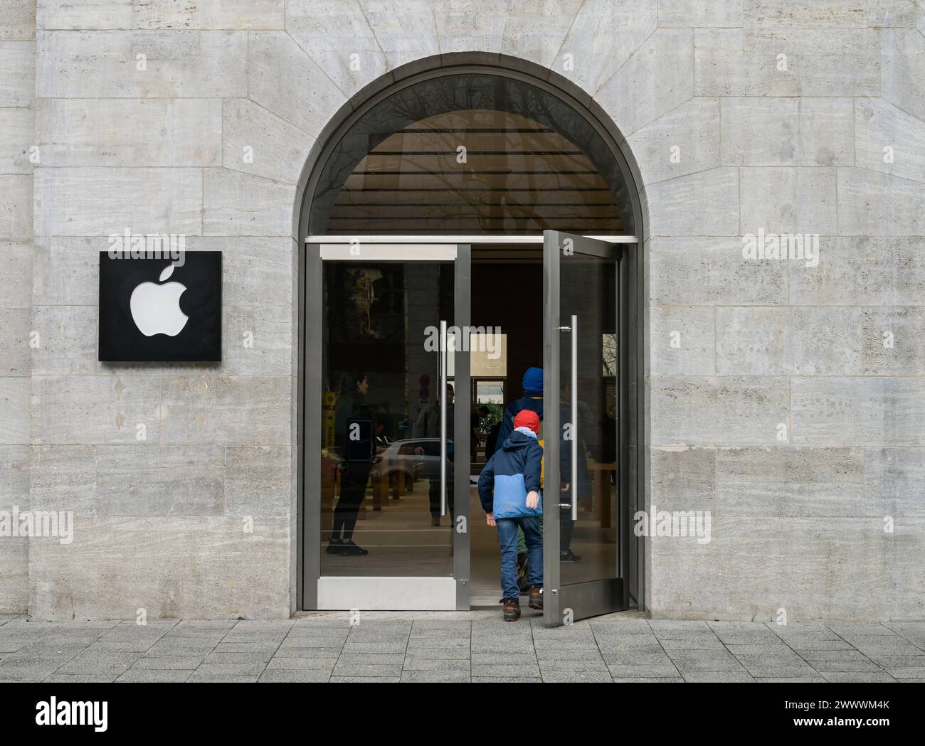 Apple store berlin hi-res stock photography and images - Alamy