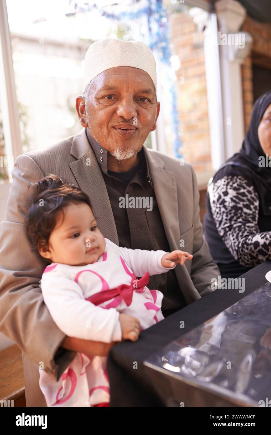 Old islamic man family hi-res stock photography and images - Alamy