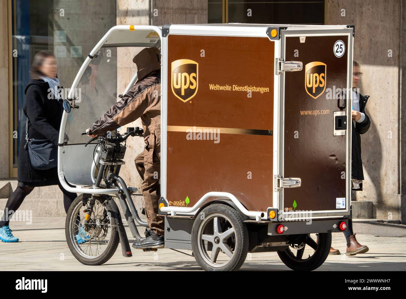 UPS Paketdienst, Paketzusteller in der Innenstadt, Augsburg, März 2024 ...