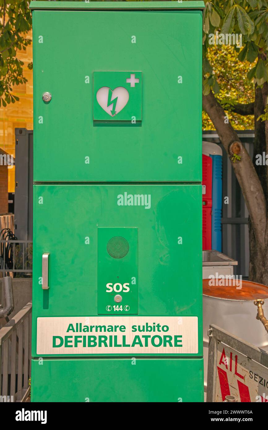 City centre defibrillator hi-res stock photography and images - Alamy