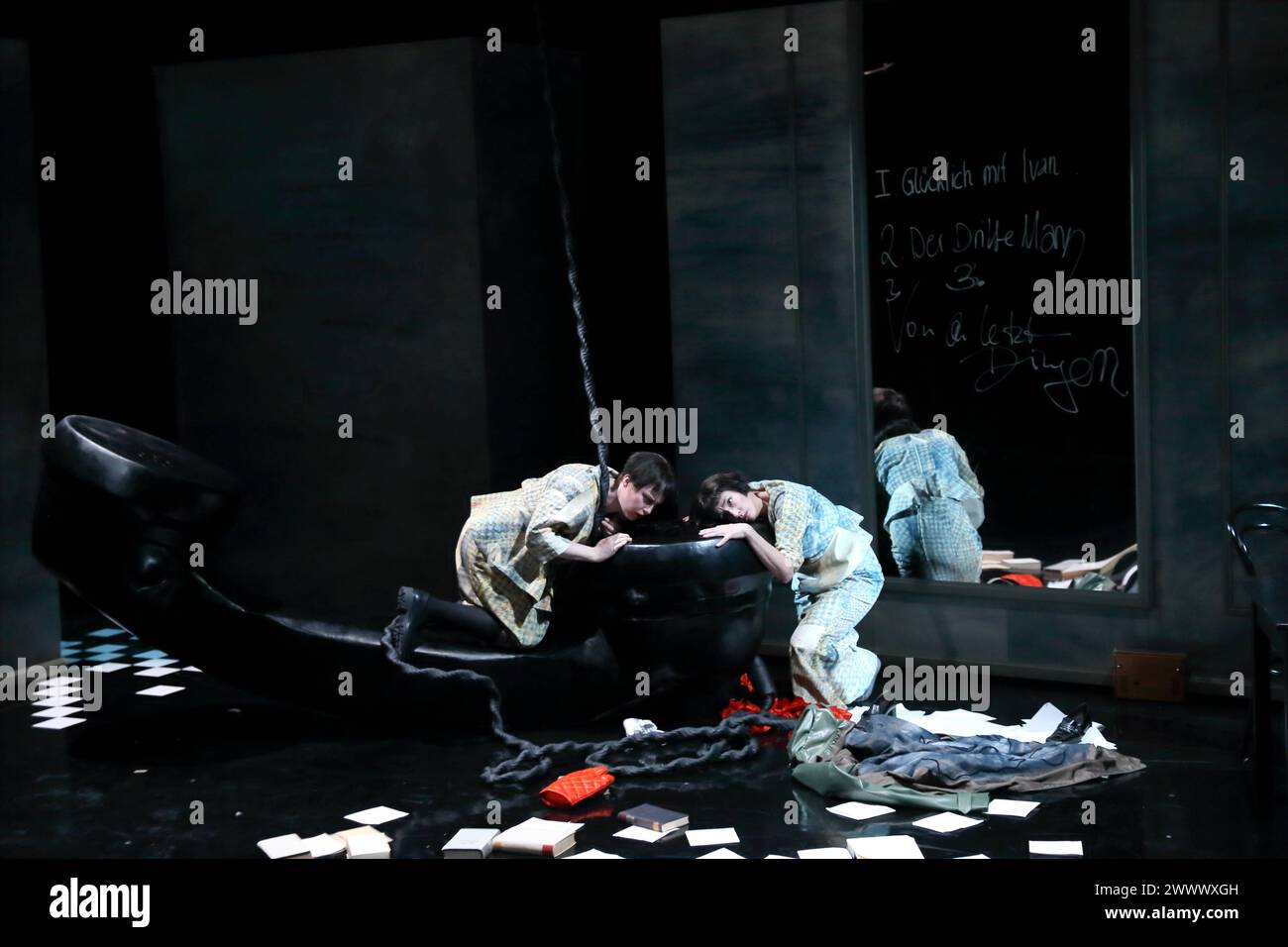 Maeve Metelka und Constanze Becker, v.l., während der Fotoprobe für das Stück Malina im Berliner ...