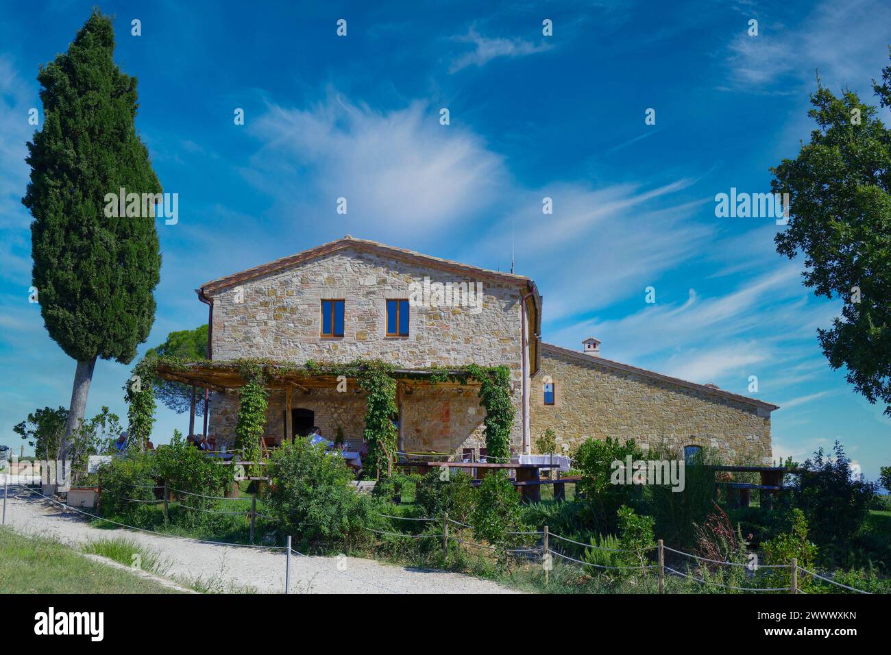 Tuscany old farmhouse hi-res stock photography and images - Alamy