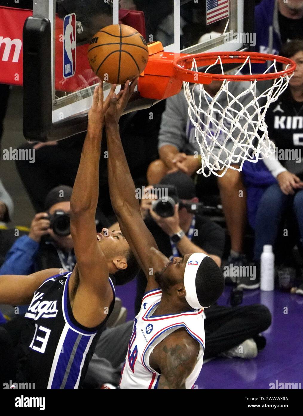 Sacramento, USA. 25th Mar, 2024. Sacramento Kings' Keegan Murray (L ...