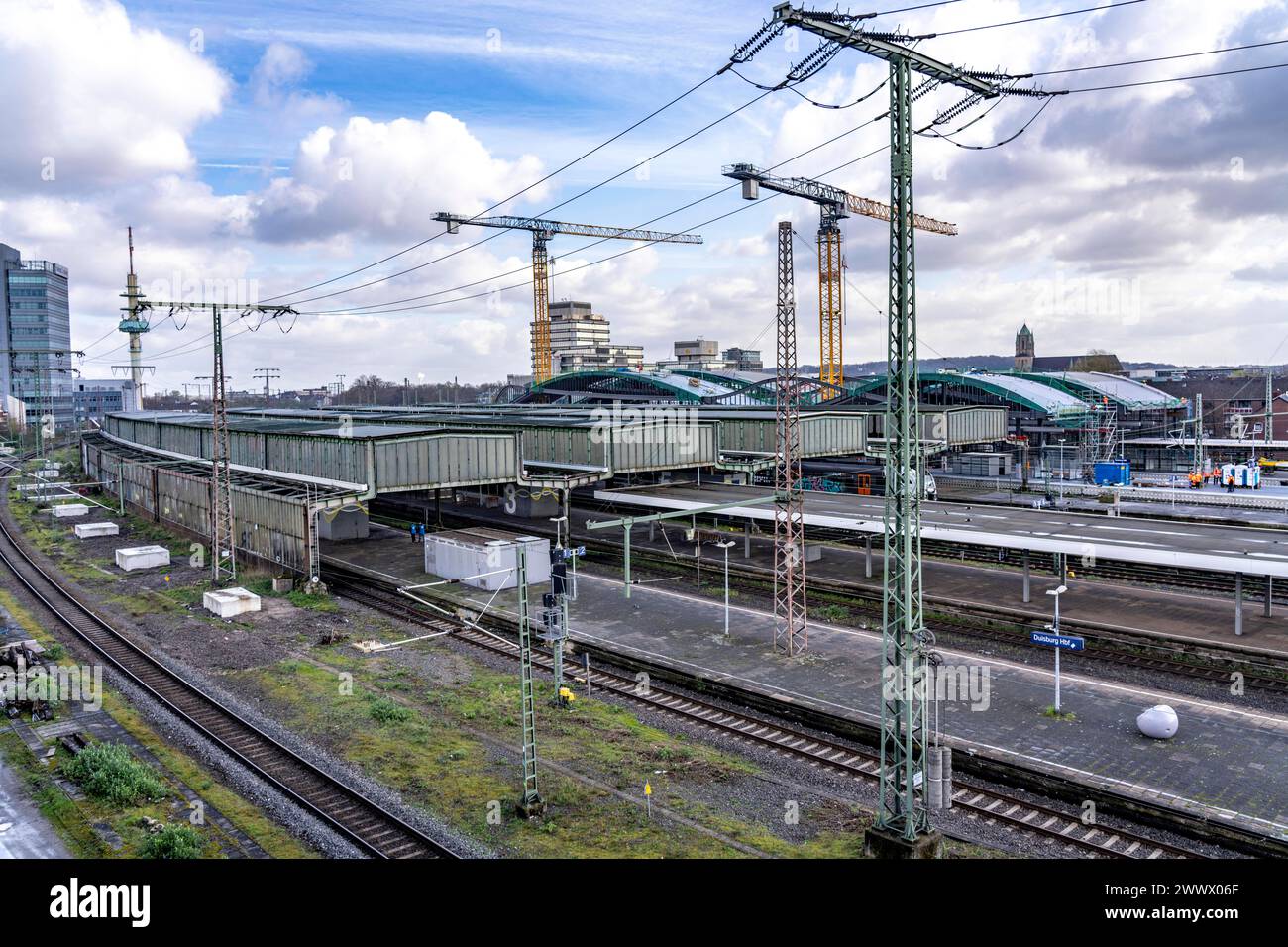 Modernisierung des Duisburger Hauptbahnhof, die Bahnsteige der 13 ...