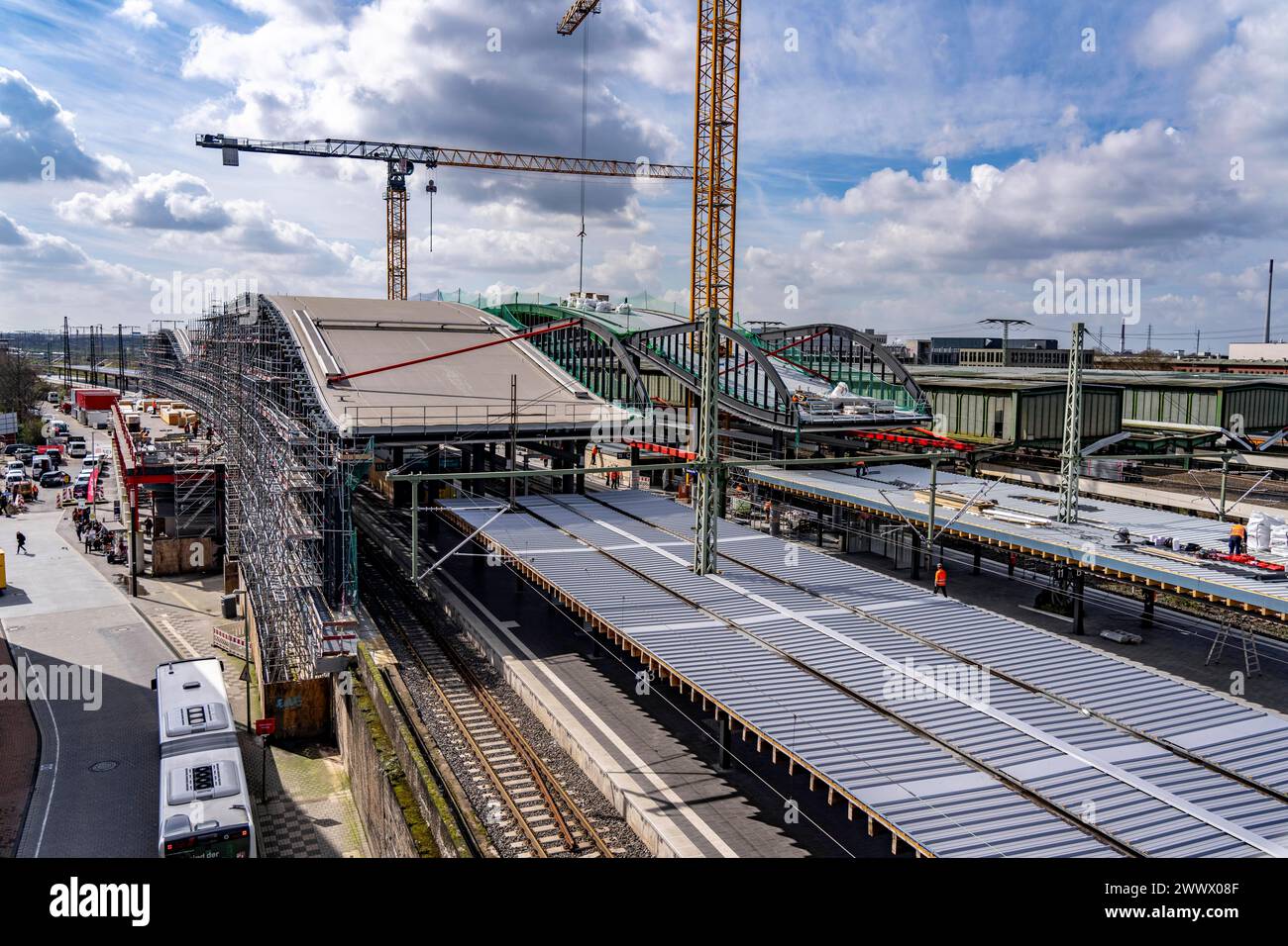 Modernisierung des Duisburger Hauptbahnhof, die Bahnsteige der 13 ...